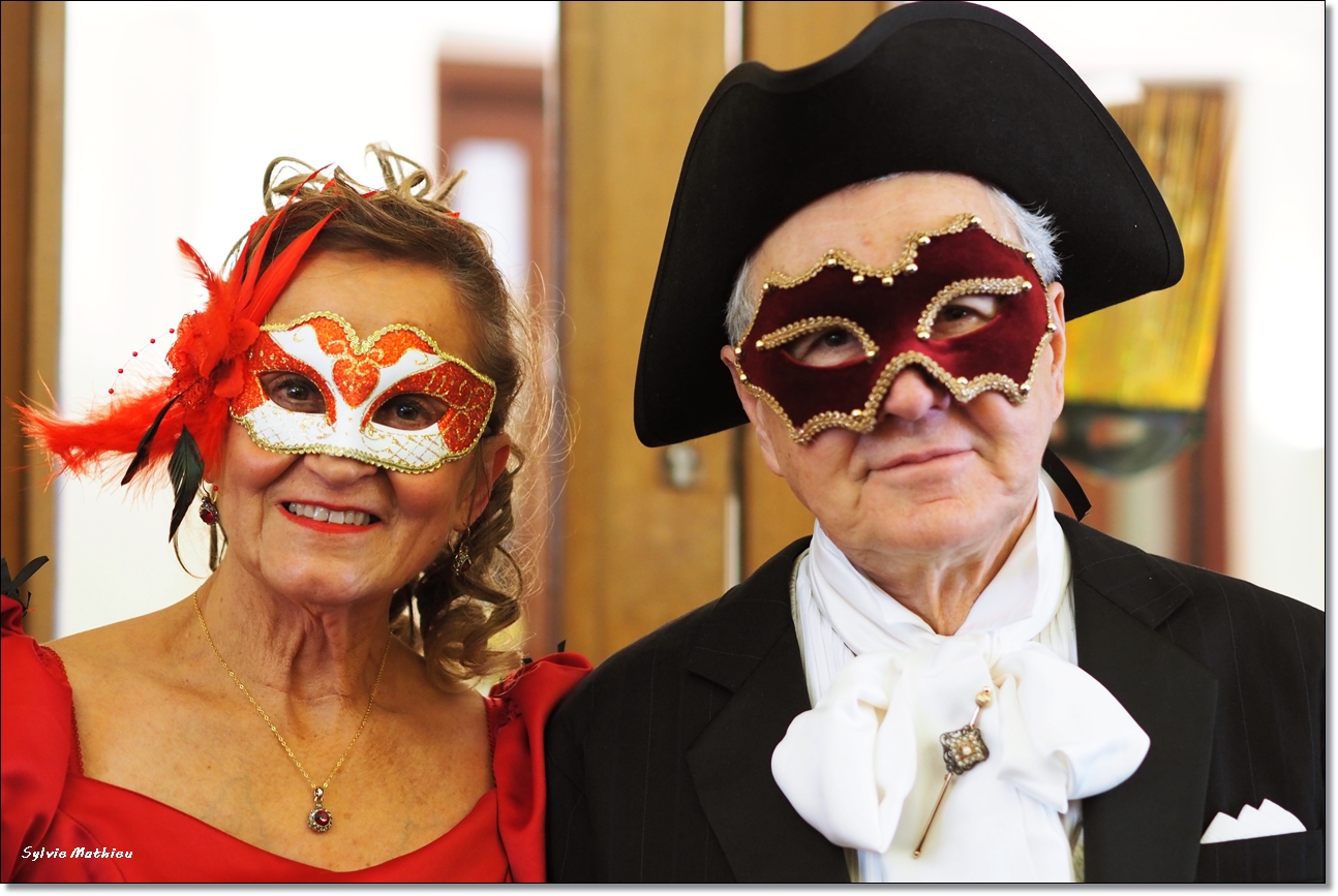 Bal costumé au Palais – Globe Trotteuse
